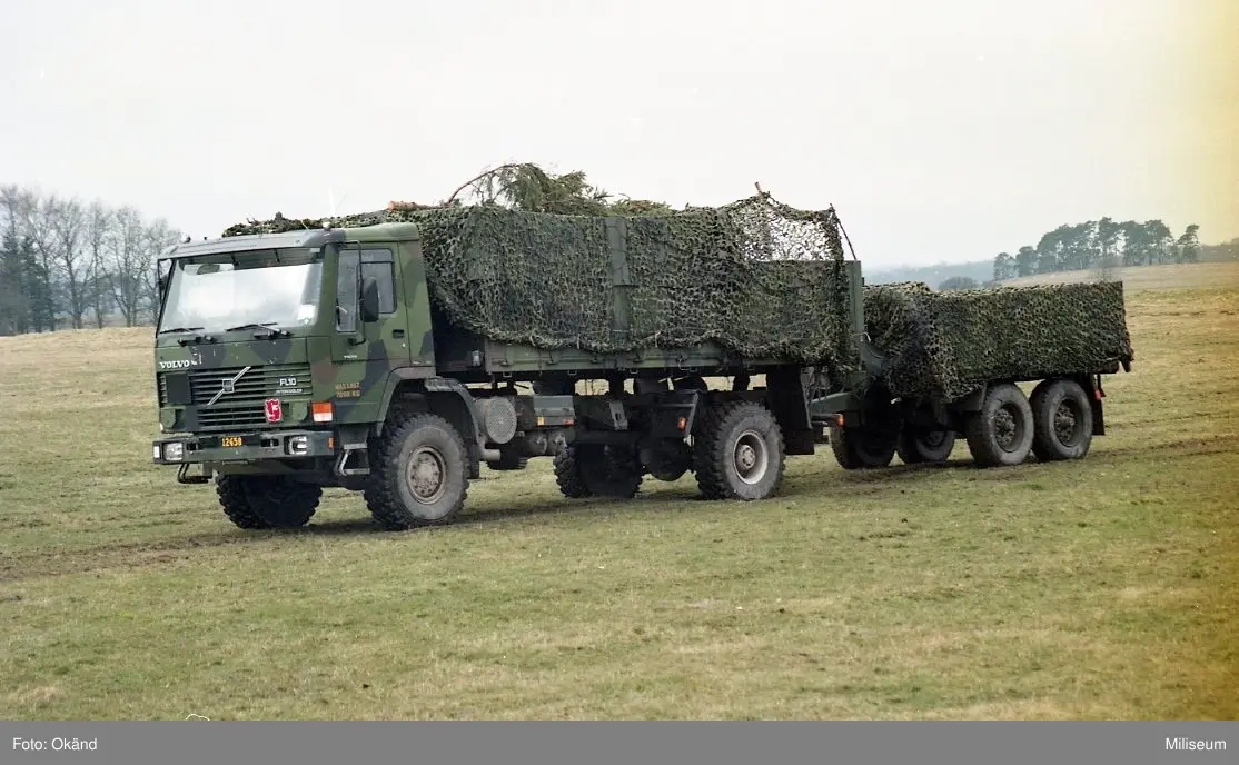 Maskerad terrängbil Volvo FL10 med släp. - Miliseum / DigitaltMuseum