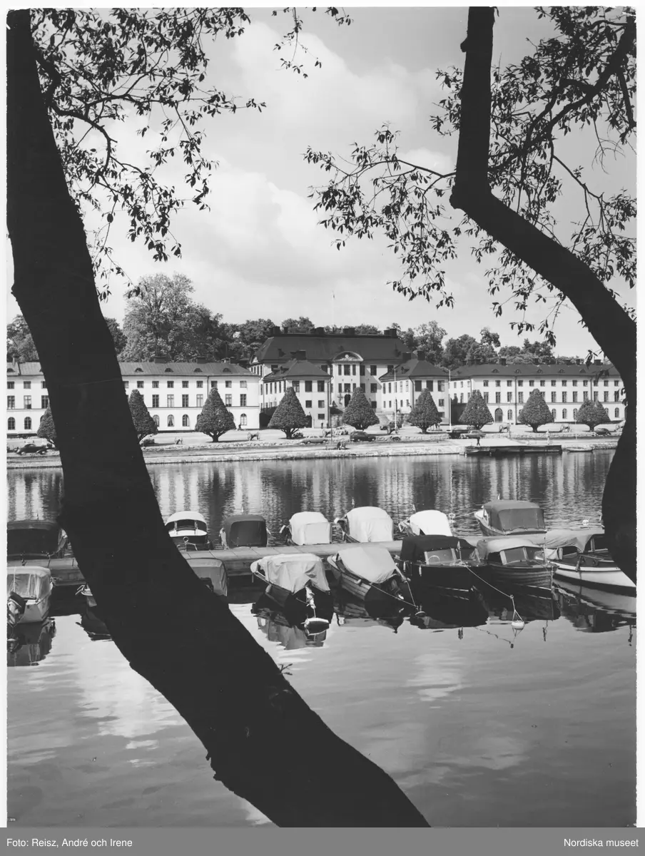 Stockholm. Karlbergs slott med Karlbergs sjö. Båtar ligger vid en ...