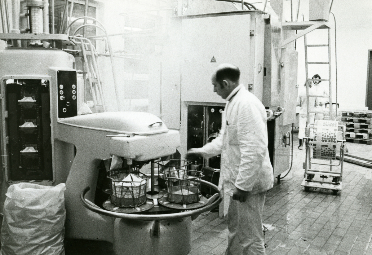 Bjarne på Sortland meieri 1969 - Museum Nord / DigitaltMuseum