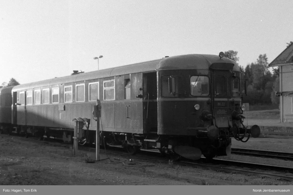Dieselmotorvogn BM 86 22 med styrevogn med persontog til Røros på ...