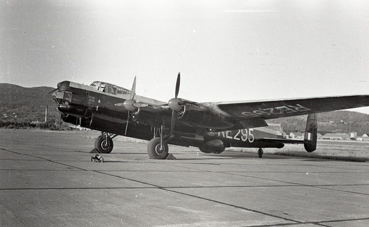 Værnes. Øvelse Polar Mist. 27. september 1954. Flytypen på bilde er en ...