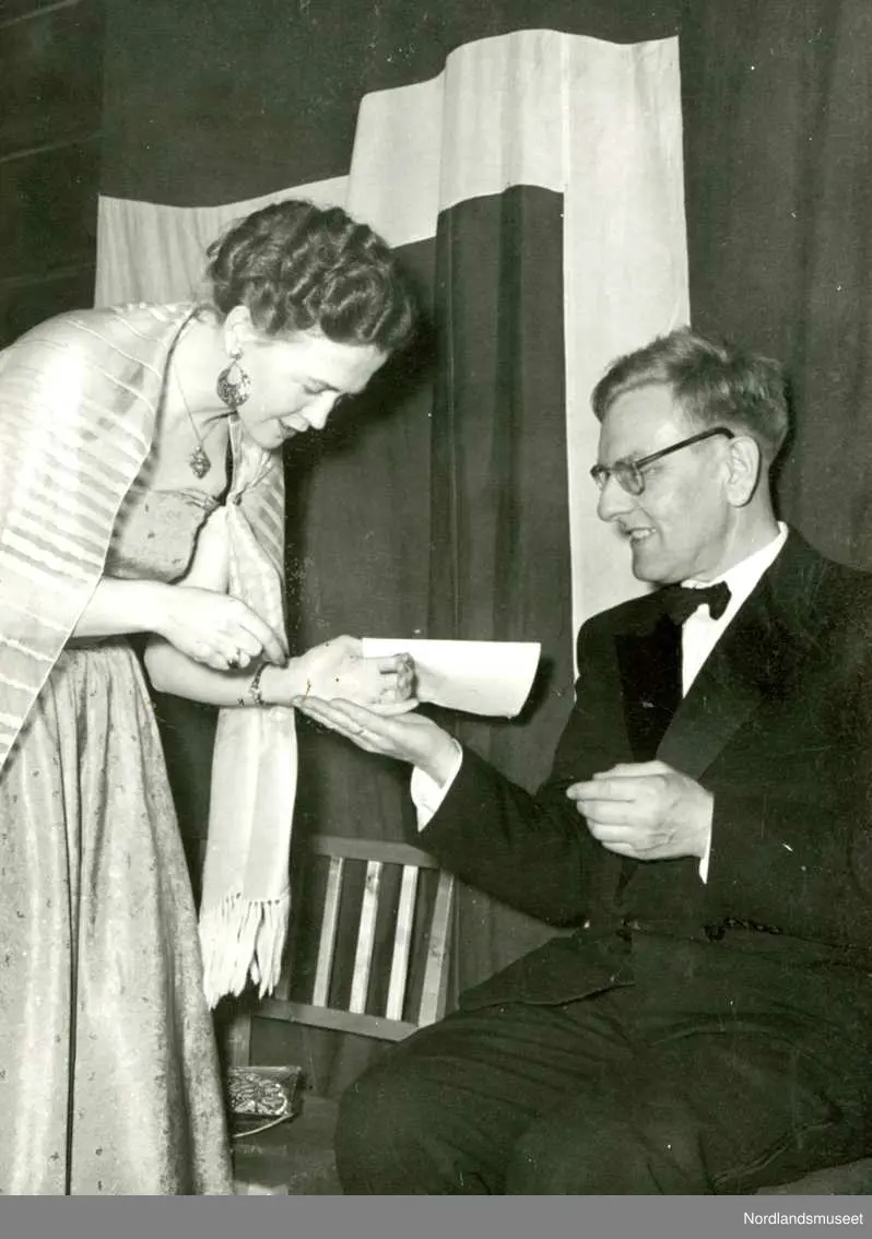 Mennesker. Liv Christoffersen og Kåre Enge i samtale. Foto Ukjent. - Nordlandsmuseet ...