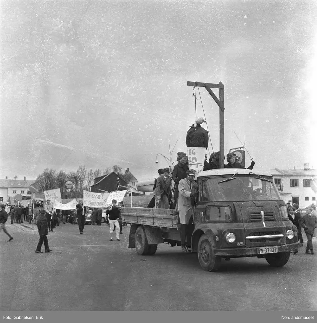 Demostrasjonstog befolkning Lastebil - Nordlandsmuseet / DigitaltMuseum