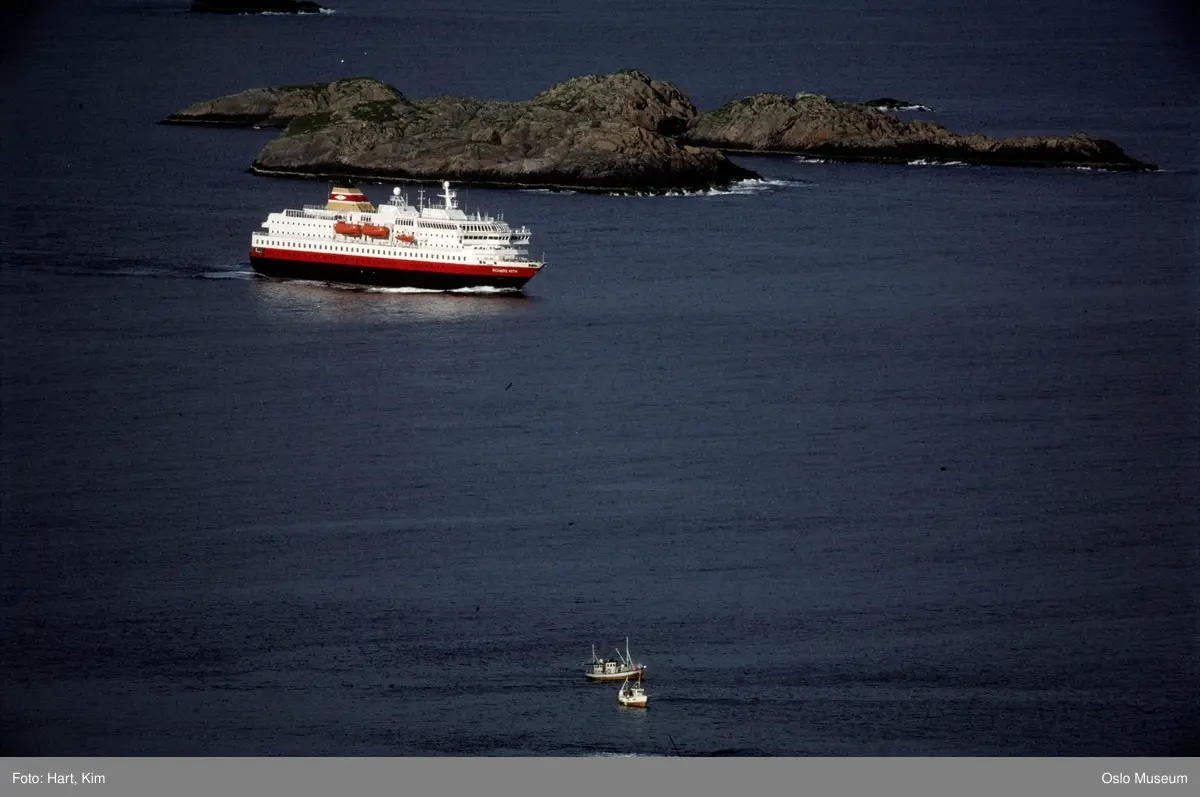 Hurtigruta ved Henningsvær. - Oslo Museum / DigitaltMuseum
