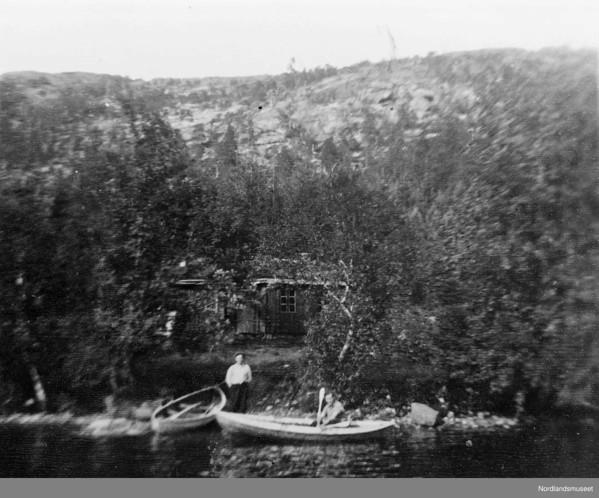 Gammelhytta i Rørstaddalen. Johannes Lind og Ludvig Sannes. - Nordlandsmuseet / DigitaltMuseum