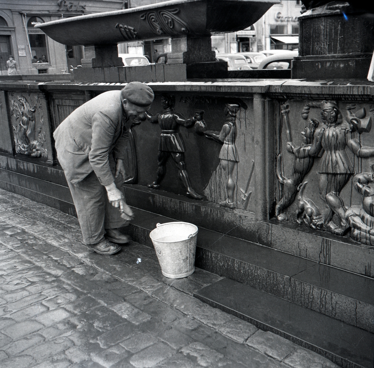 Reliefen på Folkungabrunnen rengöres. Folkungabrunnen med Folke ...