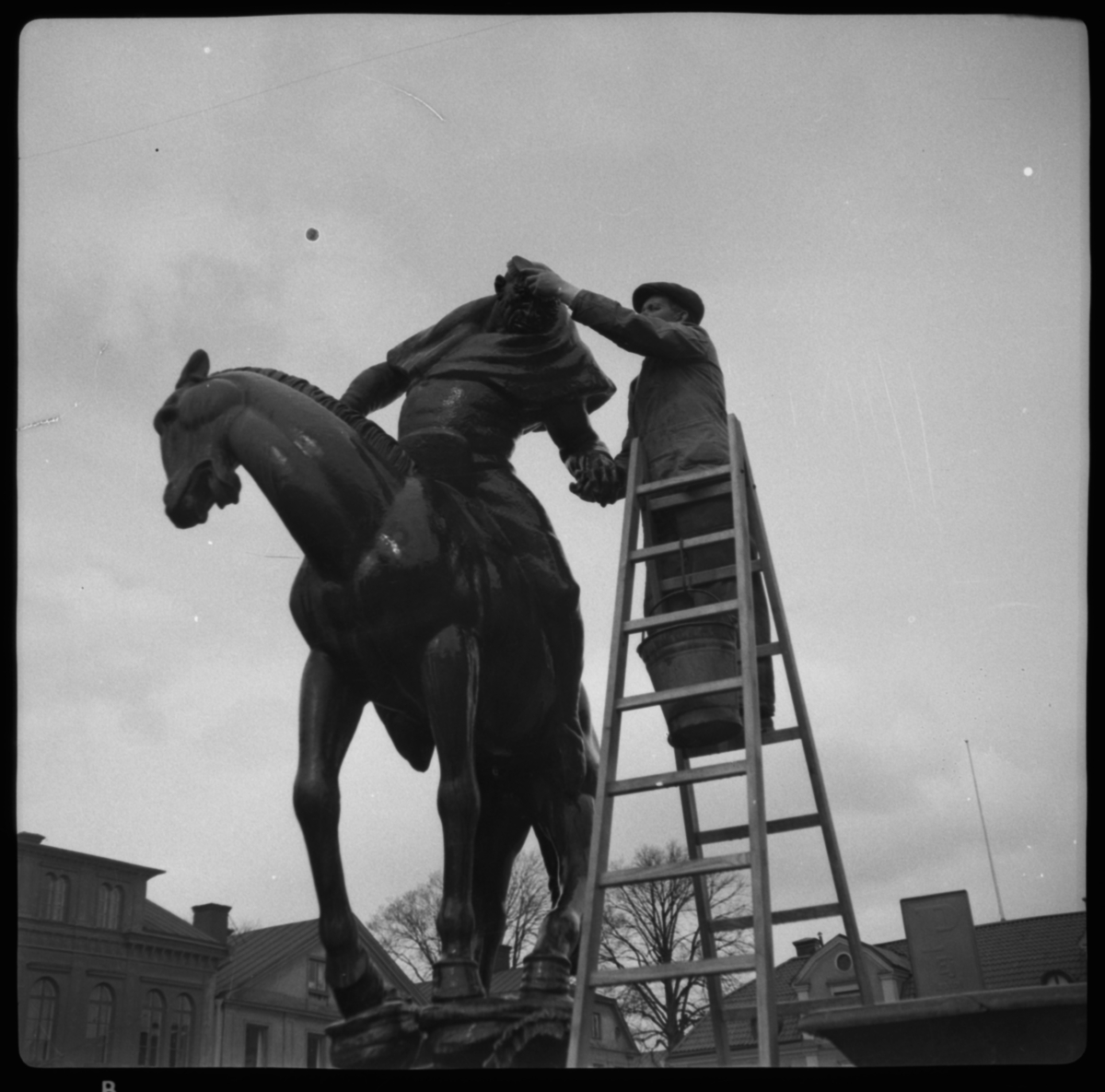 Rengöring av Folke Filbyter på stora torget. Folkungabrunnen med Folke ...