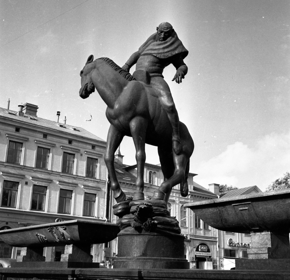 Folkungabrunnen med Folke Filbyter, skulpturen uppförd av Carl Milles ...