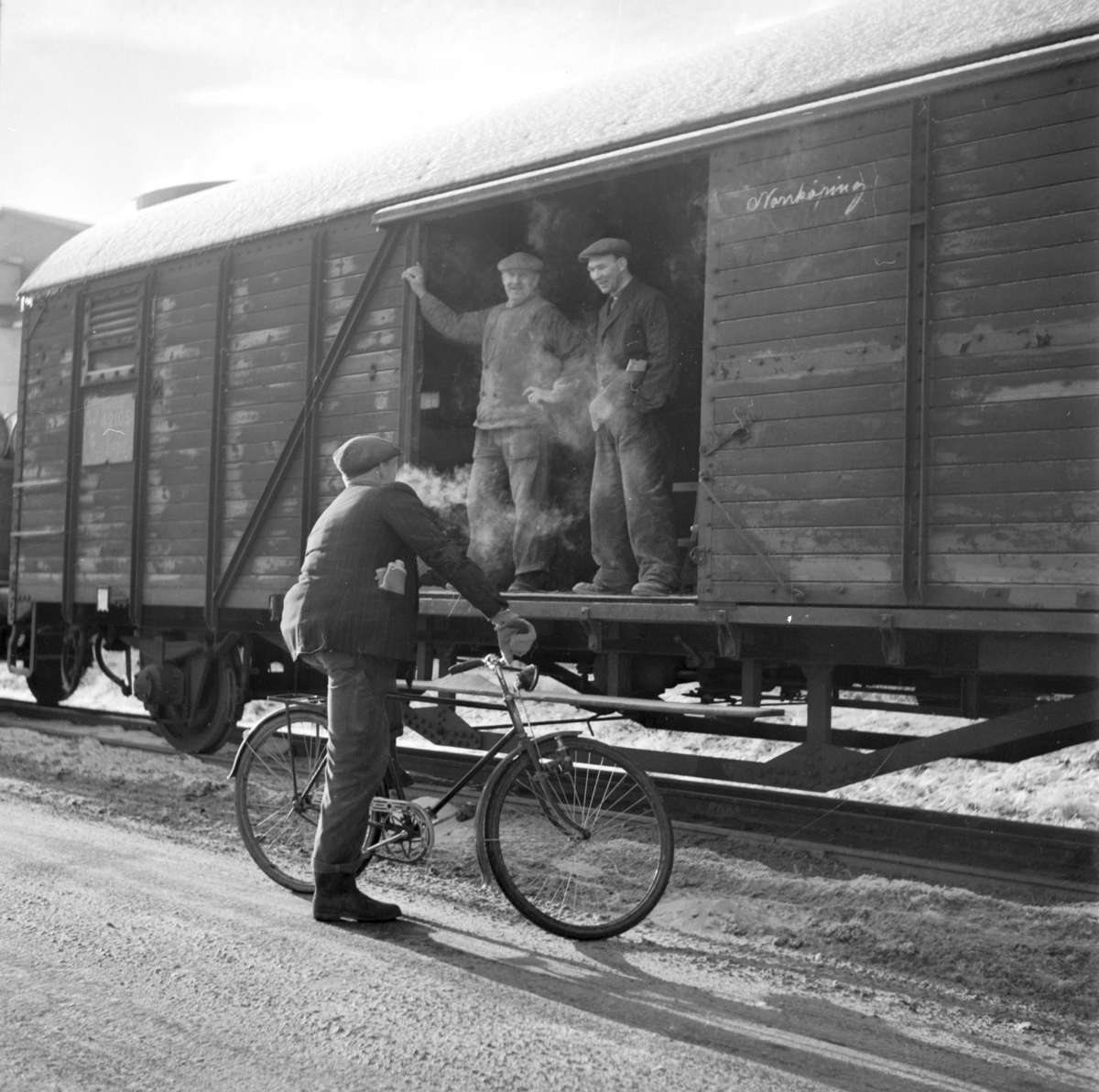 Norra stationen, Linköping. Samspråk en kylig dag på Norra stationen ...