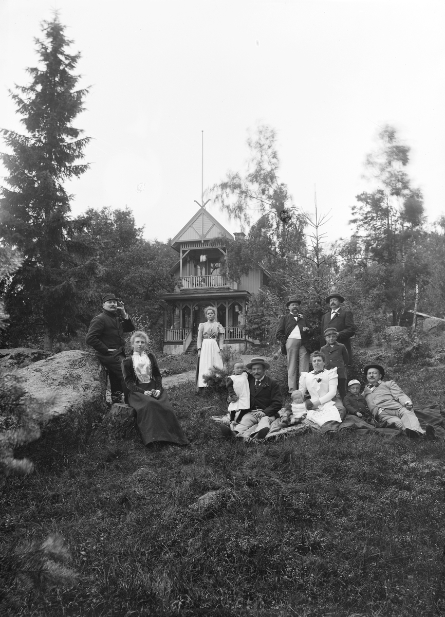 Familjen Brobeck med vänner - Östergötlands museum / DigitaltMuseum