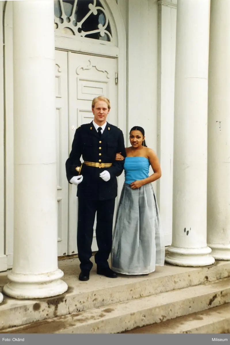 Kadettbal. Okänd par på trappan till Mäss Trianon. - Miliseum ...