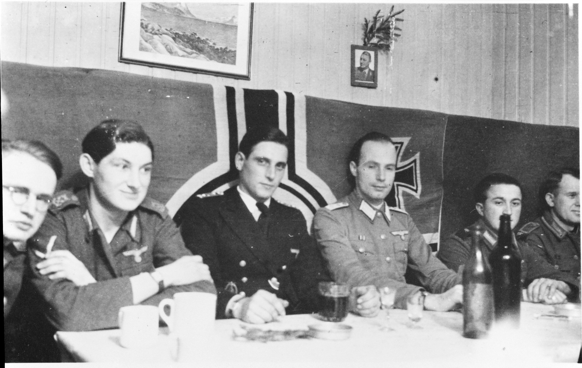 Tysk befal og soldater på Tarva - Museet kystens arv / DigitaltMuseum