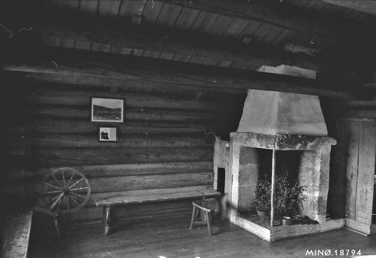 Utstilling, peis, rokk, benk. - Anno Musea i Nord-Østerdalen ... Utstilling, peis, rokk, benk. - Anno Musea i Nord-Østerdalen ...