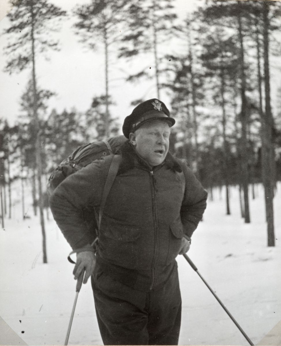 Bernt Balchen på ski med sekk på ryggen, angagelig i områdene rundt ...