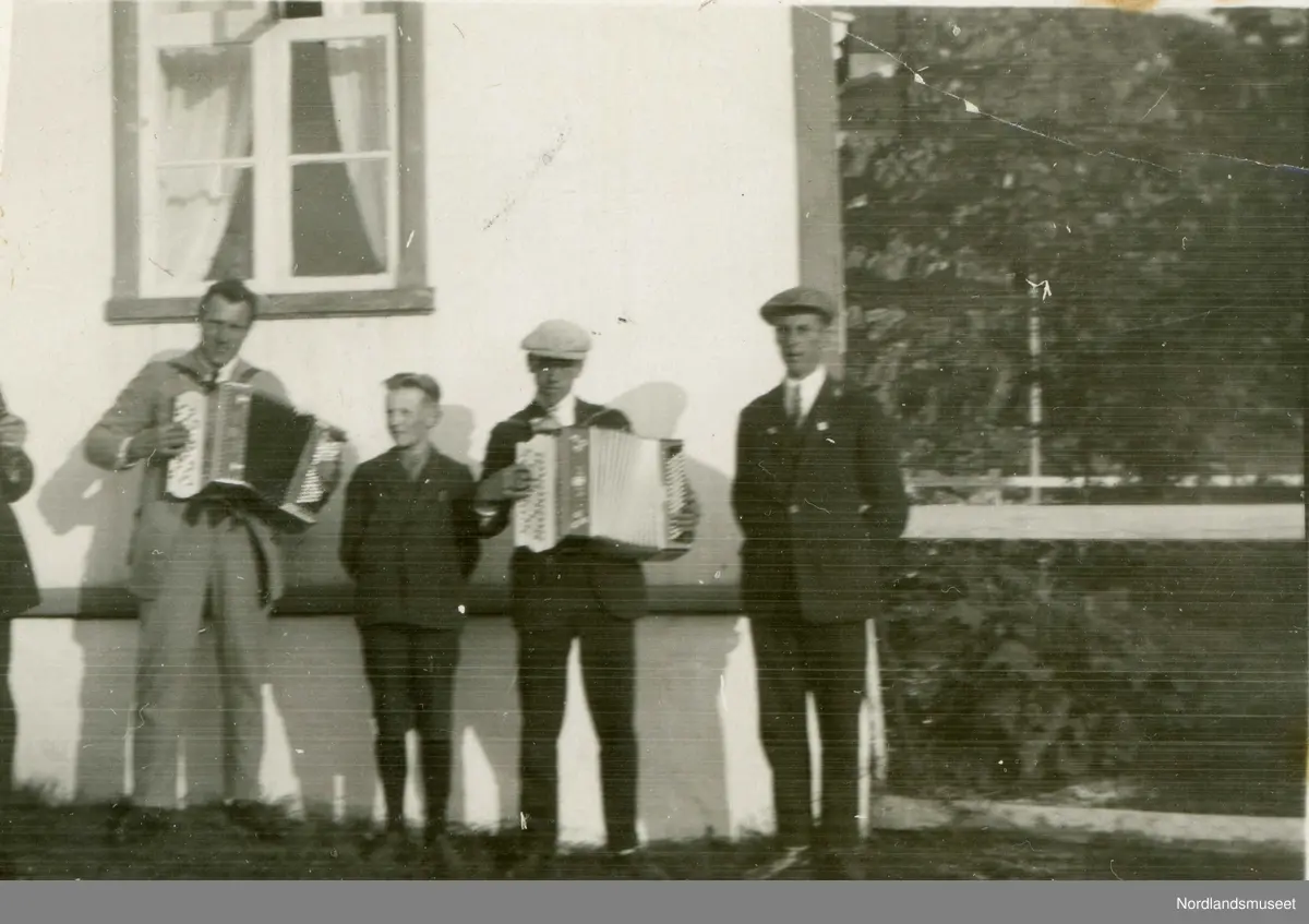 Fire personer, to av dem med trekkspill. Til venstre står Walde ...