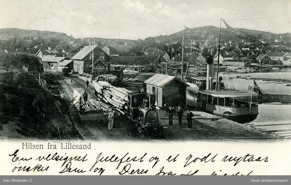 Et av Lillesand-Flaksvandbanens damplokomotiver med godsvogner lastet ...