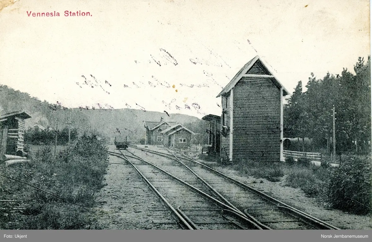 Vennesla stasjon på Setesdalsbanen med vanntårnet i forgrunnen - Norsk ...