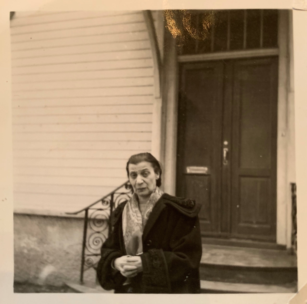 Fotografi av Miriam Maja (Marie) Komissar, utenfor sitt hjem - Jødisk ...