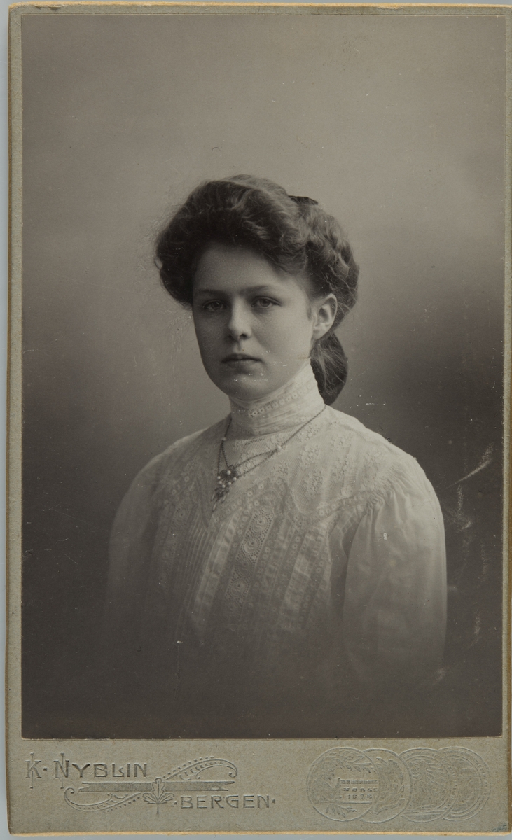 Portrett av kvinne. - Gamle Bergen Museum / DigitaltMuseum