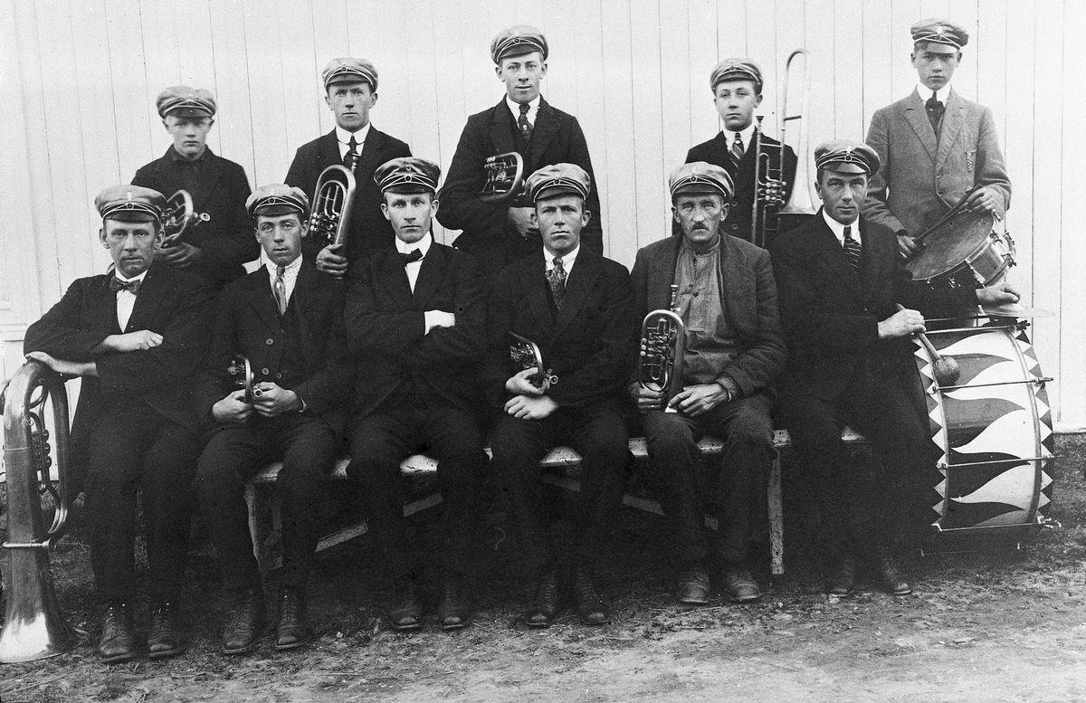 Eina Musikkorps 1924. Personer: 1.rekke: Odvin Olsen, Erling Blåvarp ...