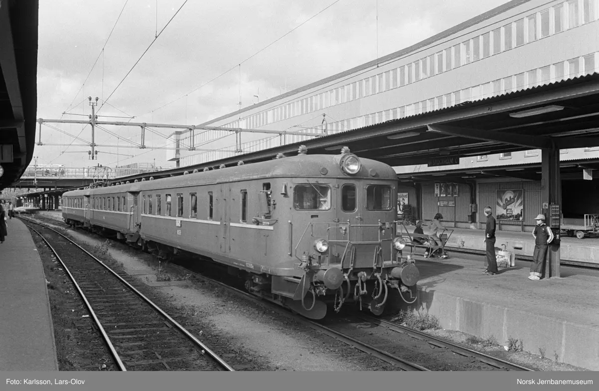 Elektrisk motorvognsett type 68B med styrevogn BFS68B fremst på ...