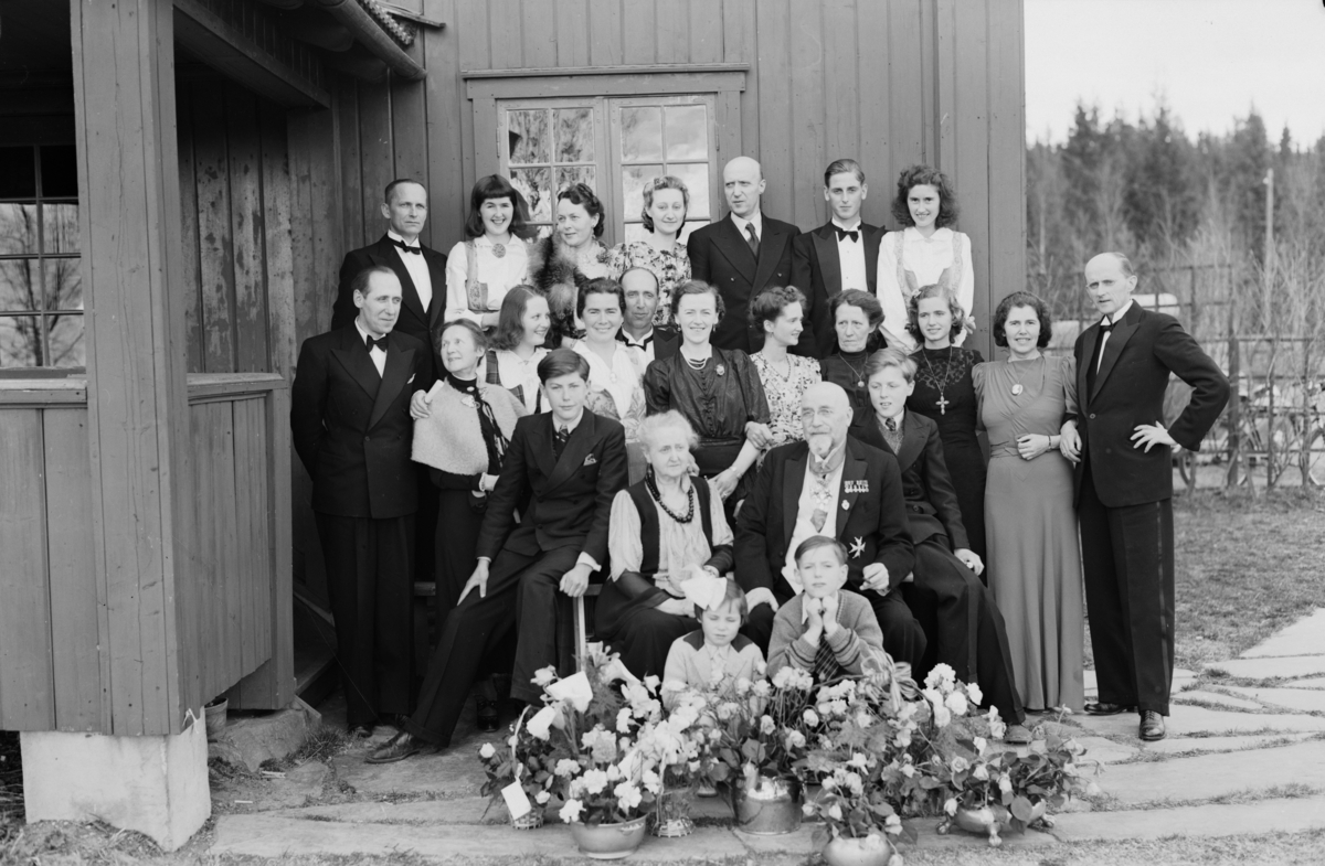 Anna Uchermann Sandvig og Anders Sandvig med barn, svigerbarn ...