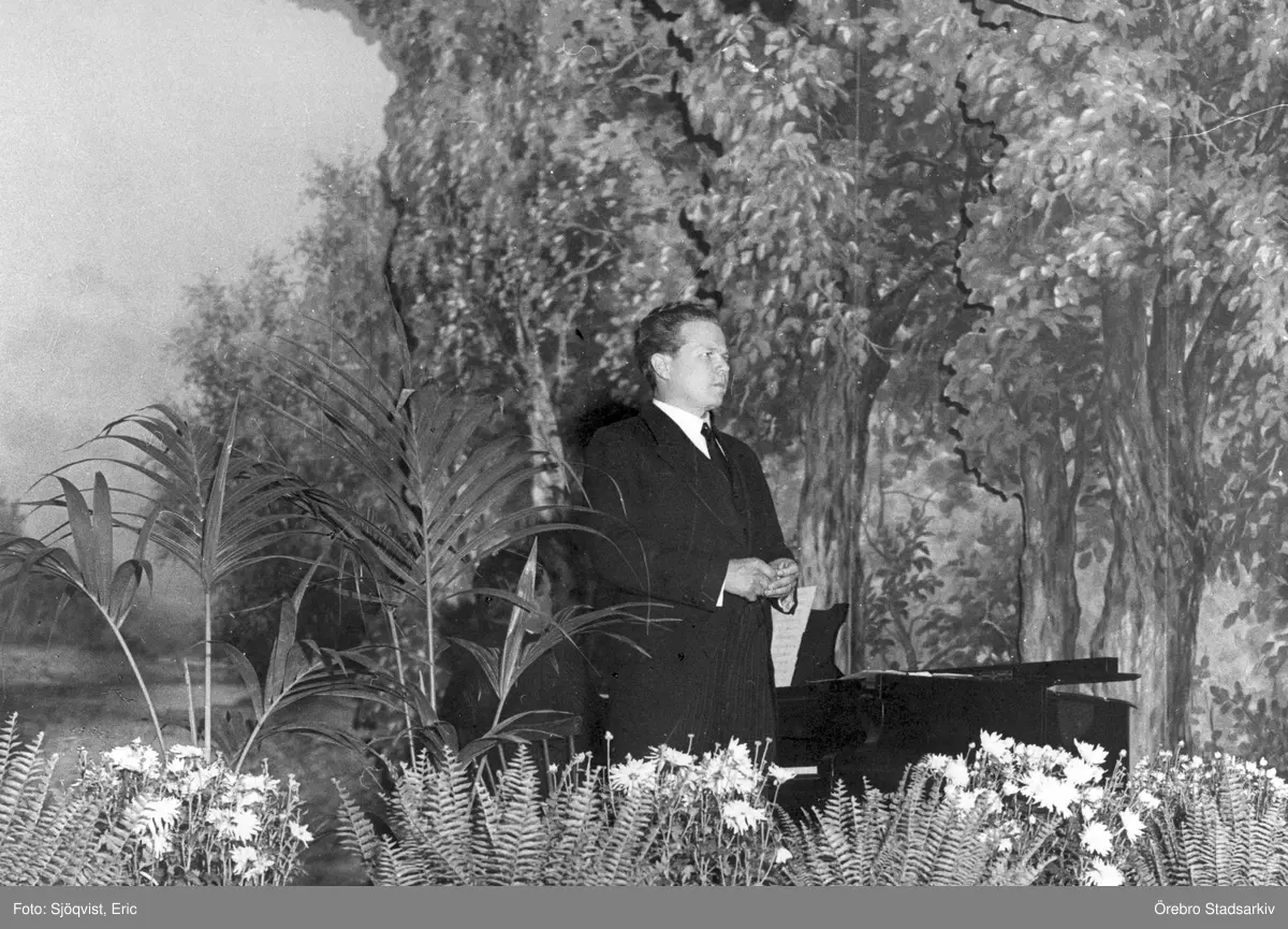 Operasångaren Folke Andersson vid flygel, 1934 - Örebro Stadsarkiv ...