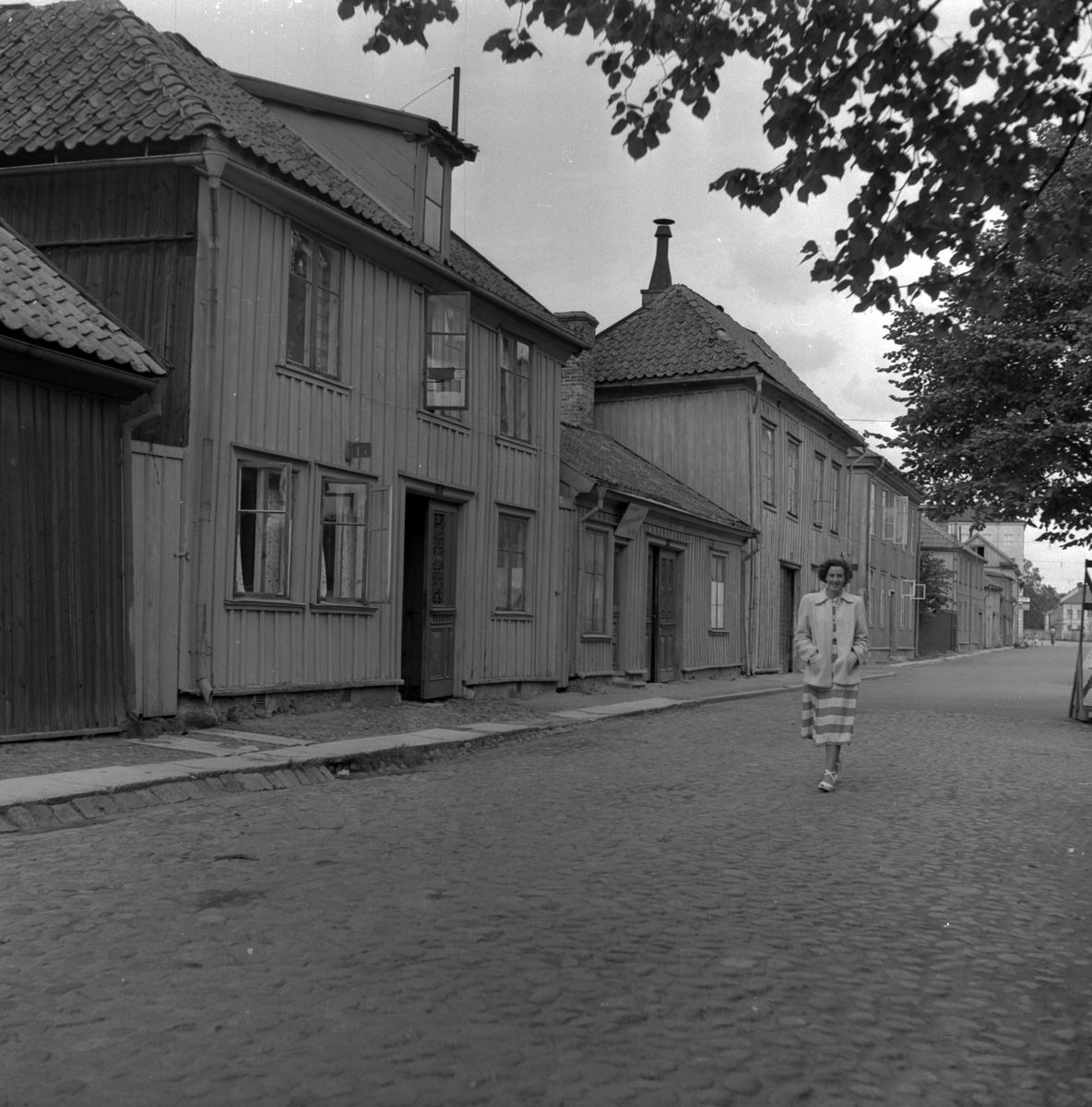 Kerstin Åsén promenerar på kullerstensgata i Jönköping. Längst gatan ...