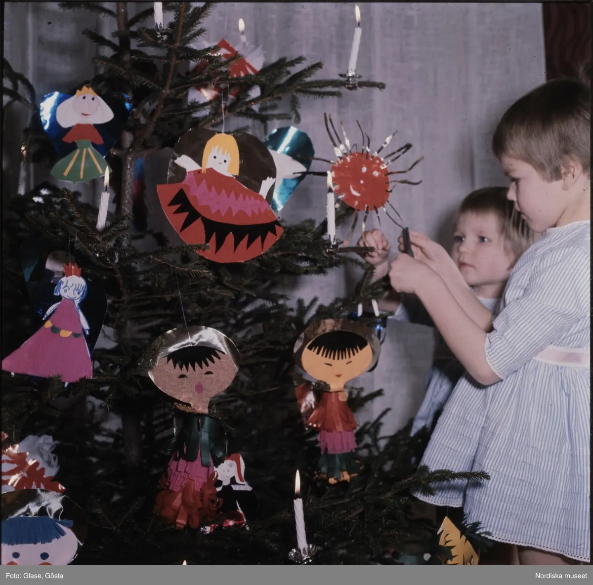 Midsommar. Lucia. Jul. Påsk. Barn klär julgran. - Nordiska museet ...