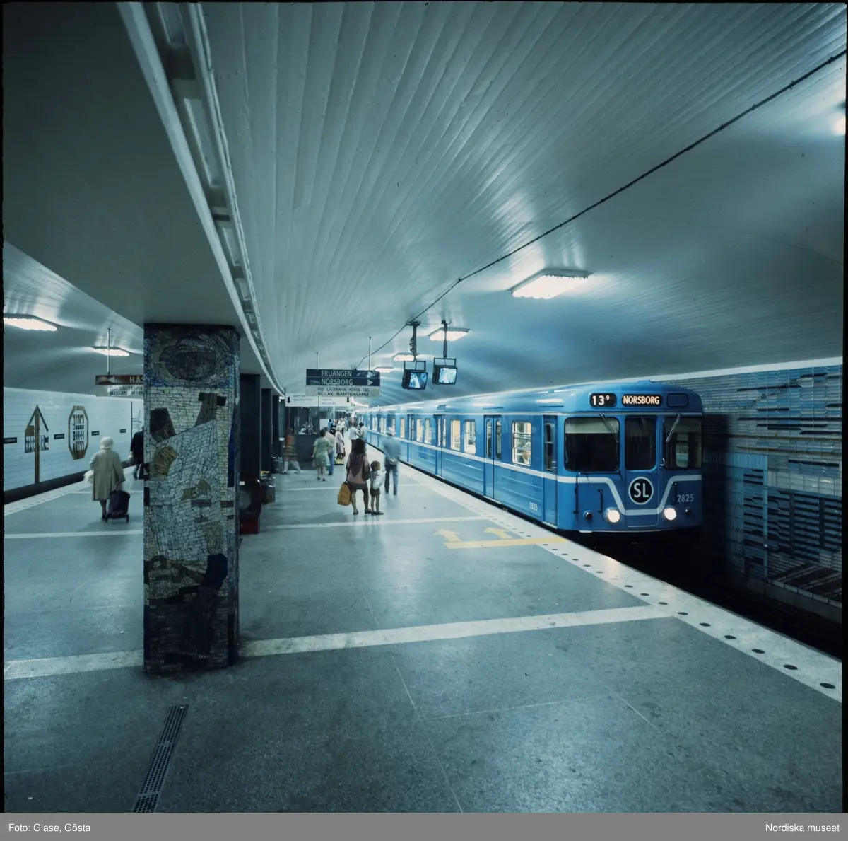 Perrong på T-centralen. Tåg på linje 13 mot Norsborg. - Nordiska museet ...