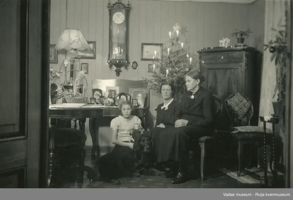 Nyttår i leiligheten til Fru. Simonsen i Vadsø, 1937. Gerd Simonsen ...