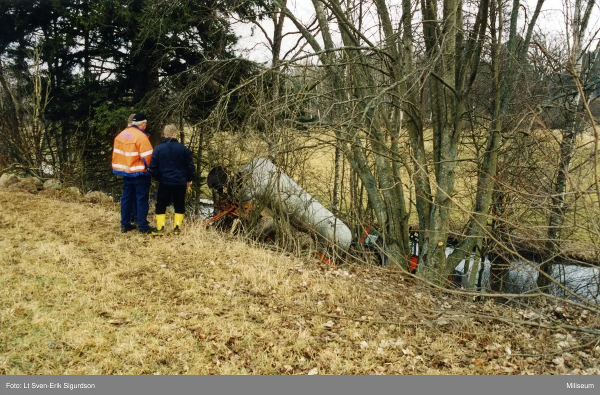 Ing 2 bistår vid bärgning av civiltraktor och släpfordon. - Miliseum ...