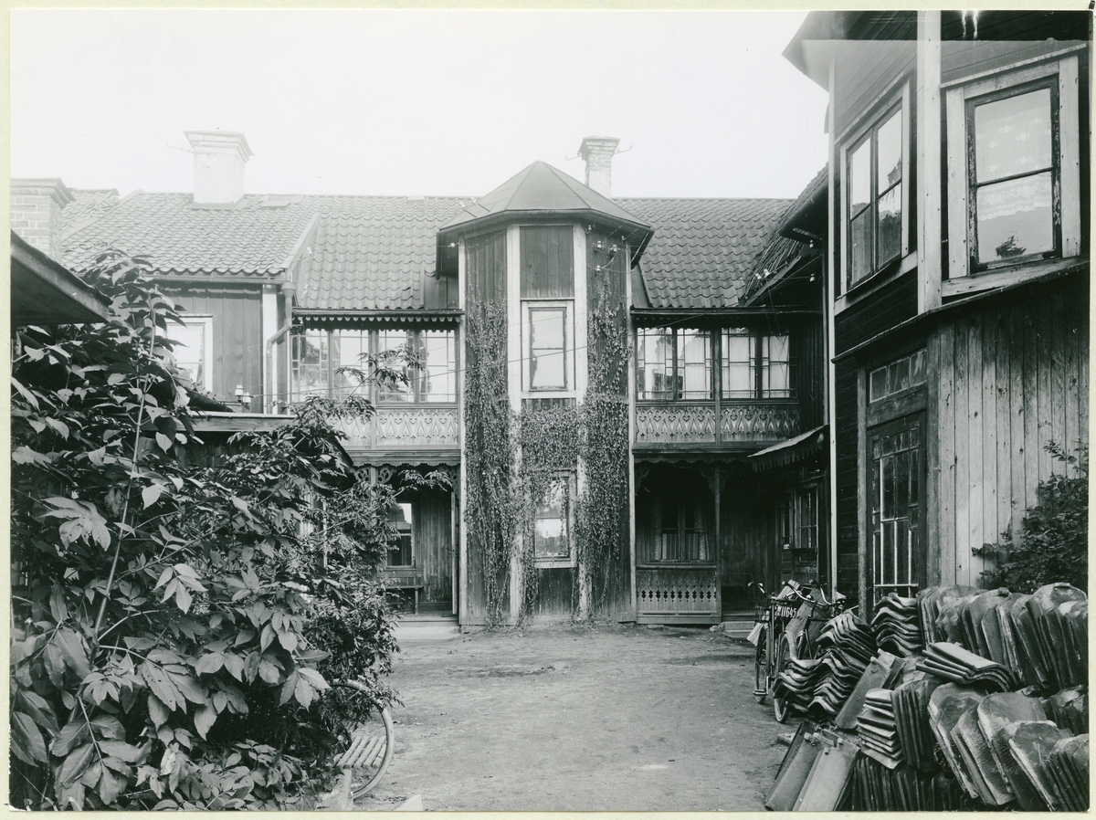 Västerås, kv. Melker. Gårdsinteriör av Stora gatan 5. 1926 ...