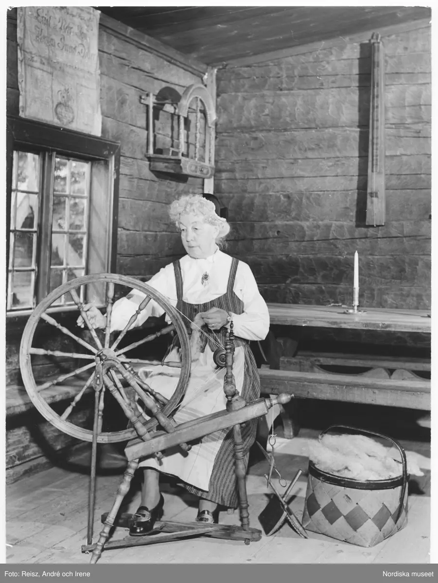 Stockholm. Interiör av Älvrosgården från 1700-talet på Skansen. En ...