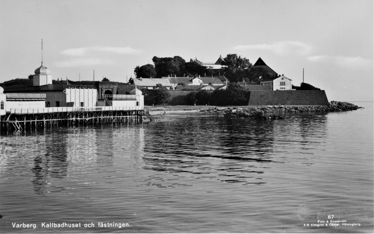 Vykort, "Varberg. Kallbadhuset och fästningen". Bild 1 är svartvit och ...