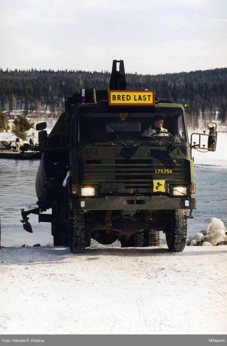 Ponton på väg att släppas i vattnet i Bodträskfors. Broterrängbil 9529 ...