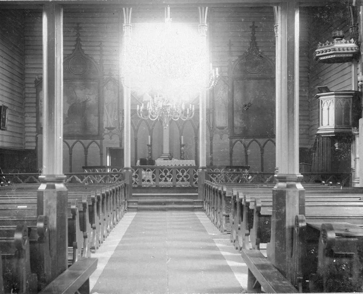 Bamble Kirke og portrett av sogneprestene Dehli og Gustav Jensen ...