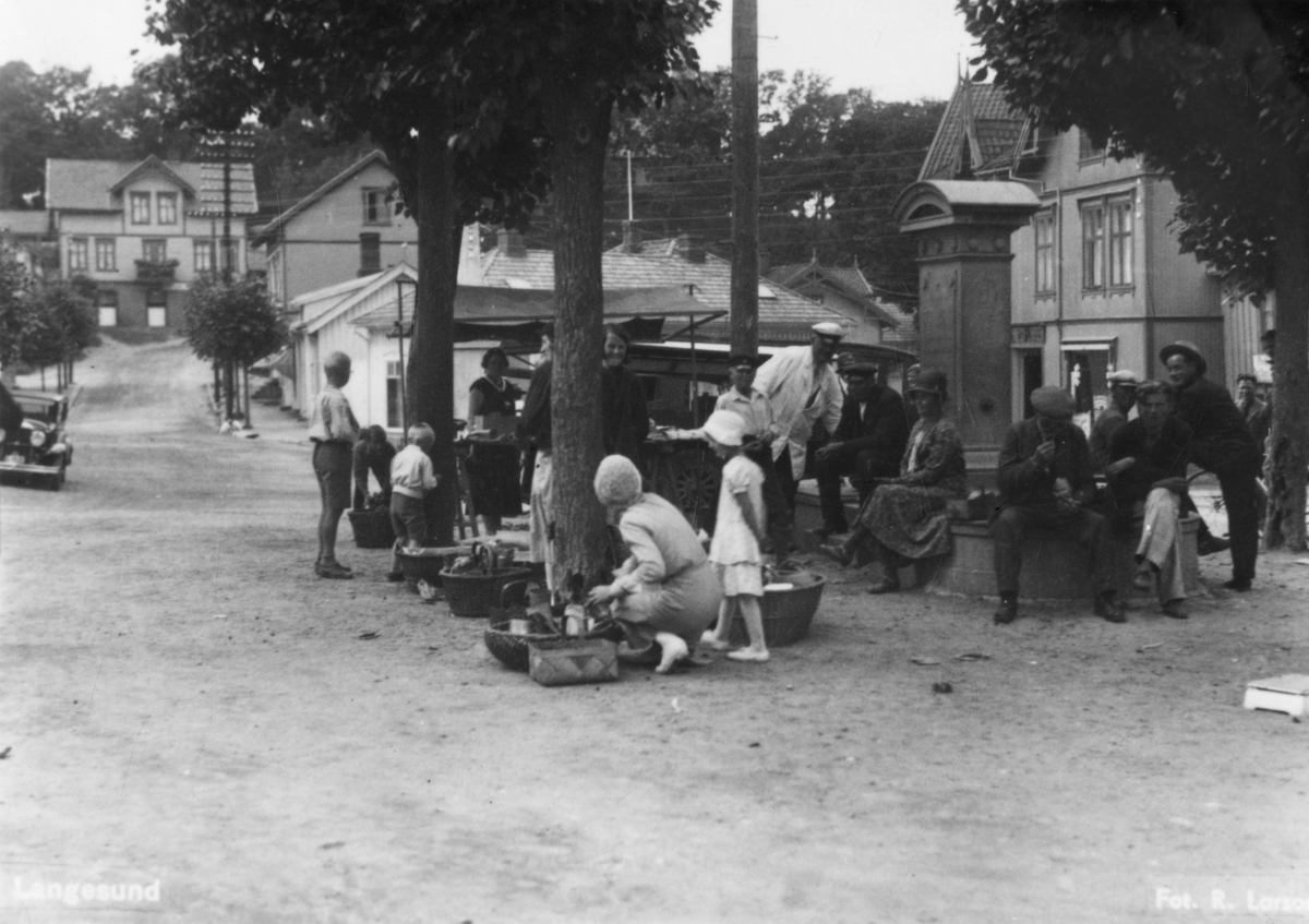 Fra torghandel i Langesund. - Telemark Museum / DigitaltMuseum