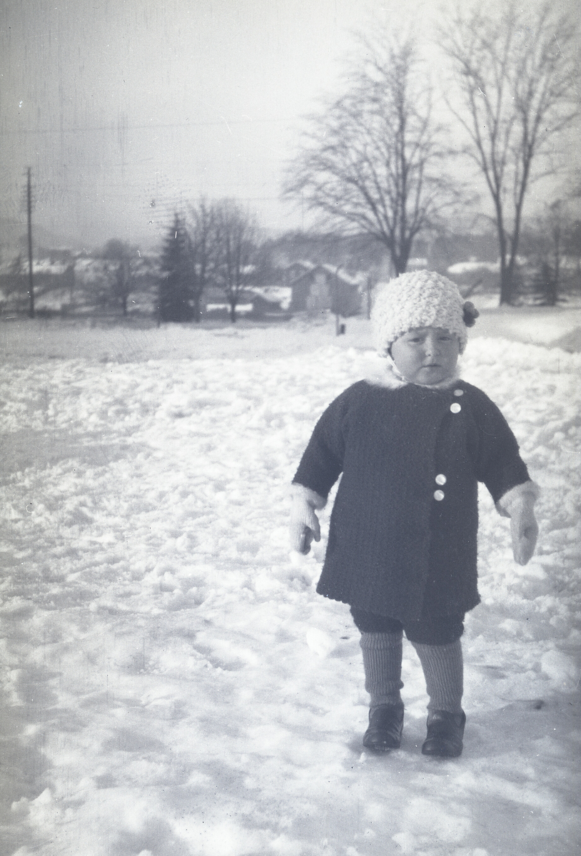 Tordis Terjesen som lita jente ute på vinteren. - Bø Museum ...