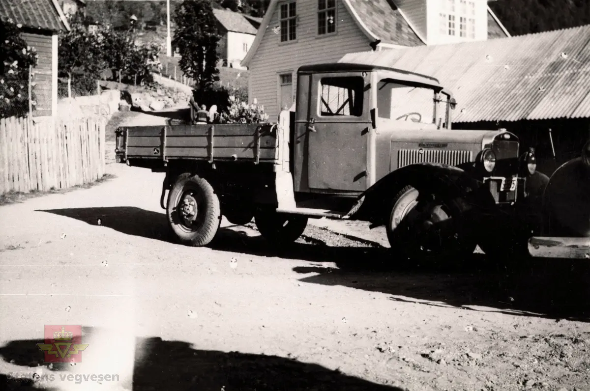 Ein Volvo lastebil står og ventar på ferja på Loftesnes i Sogndal ...