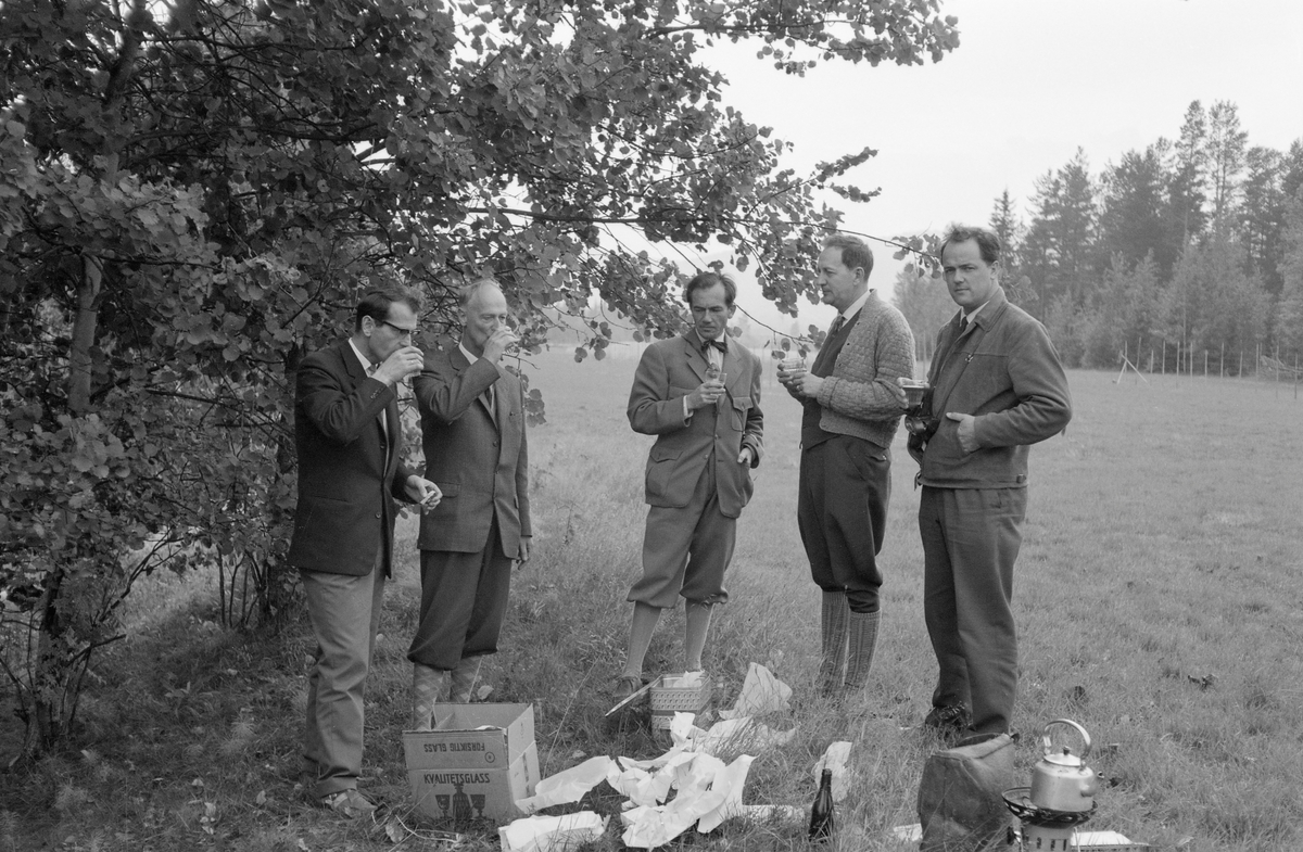 Fem fløtingsfunksjonærer, fotografert under befaring, antakelig ved ...