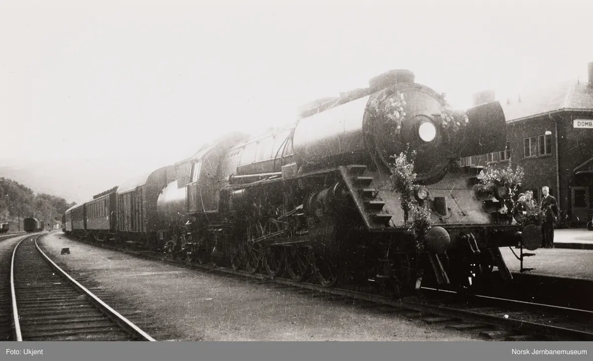 Damplokomotiv type 49a 463 DOVREGUBBEN pyntet med bjerkeløv med ...