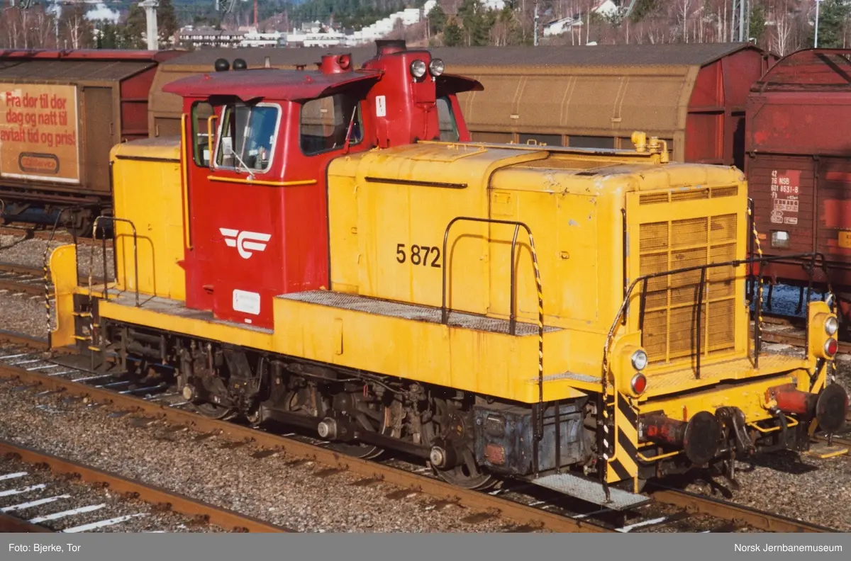 Diesellokomotiv Di 5 i skiftetjeneste på Hønefoss stasjon - Norsk ...