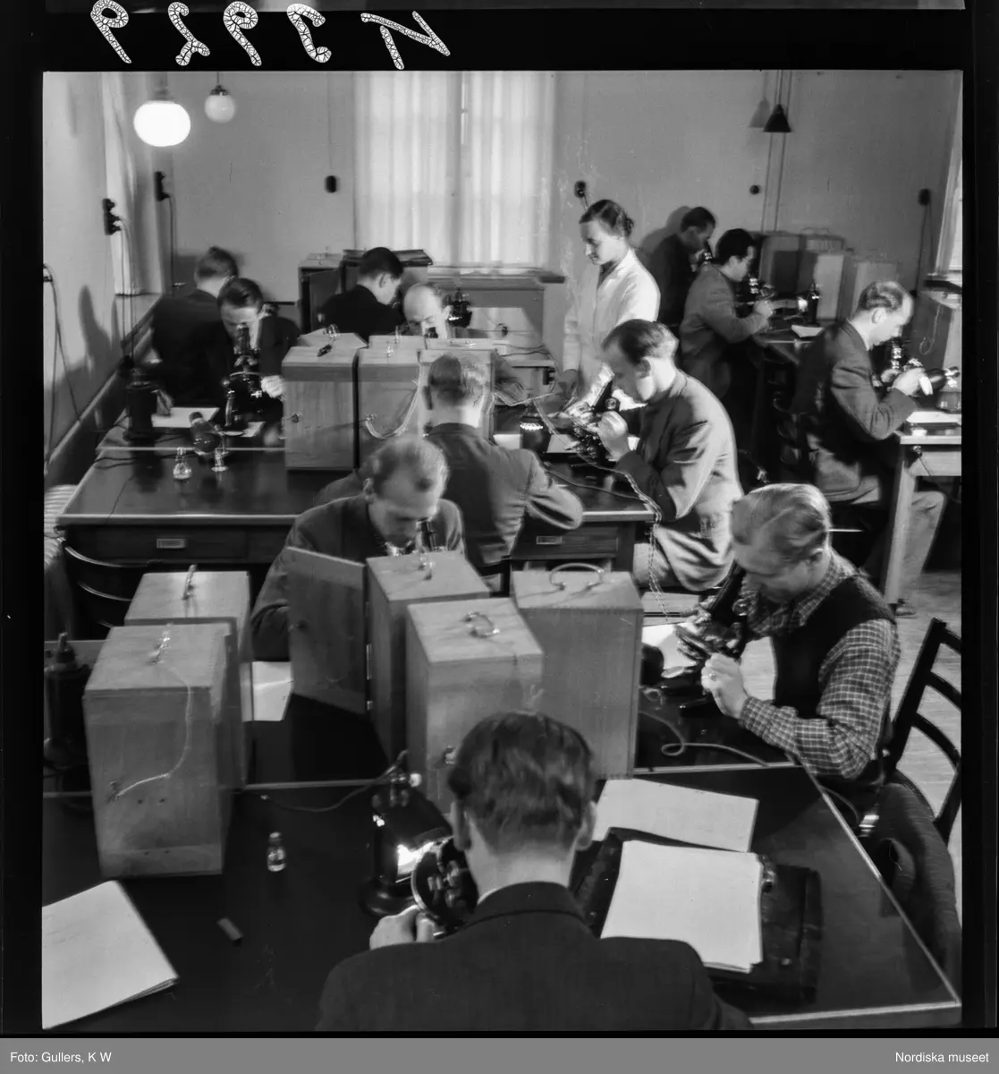 507 D Ultuna. I ett klassrum. Studenter studerar något i mikroskop ...