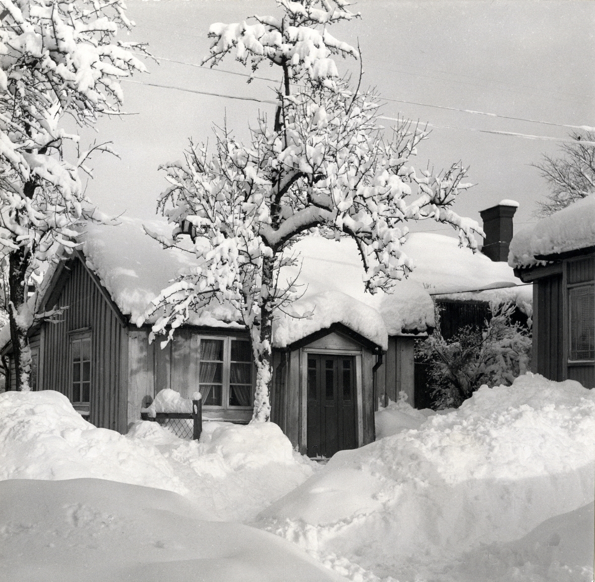 Vinter på Kv. Lugnet 5b, Båtsmansbacken i Växjö. 1940-tal ...