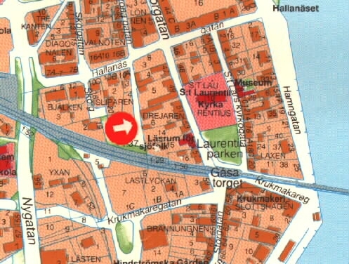 Fotot taget från väster på fortsättningen av Gröna gatan " in på gården ...