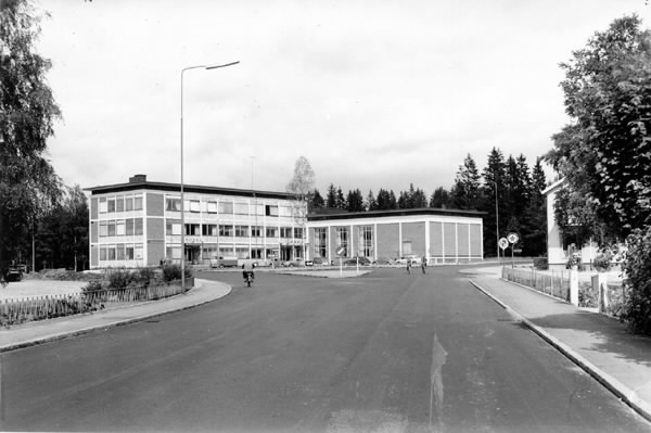 Vykort, "Forum, Hyltebruk". Vy längs vägen i Hyltebruk mot Forum med ...