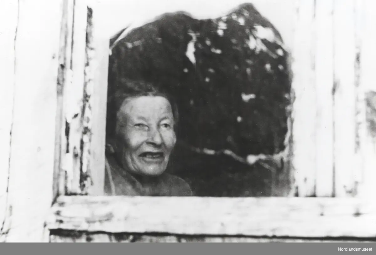 Kristine Nilsen, Langnes, ser ut av vinduet i huset sitt på Langnes i ...