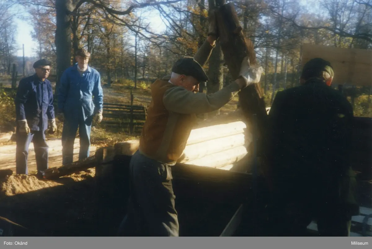 Resning (uppmontering) av ladugården inkl takstolar med längsgående ...