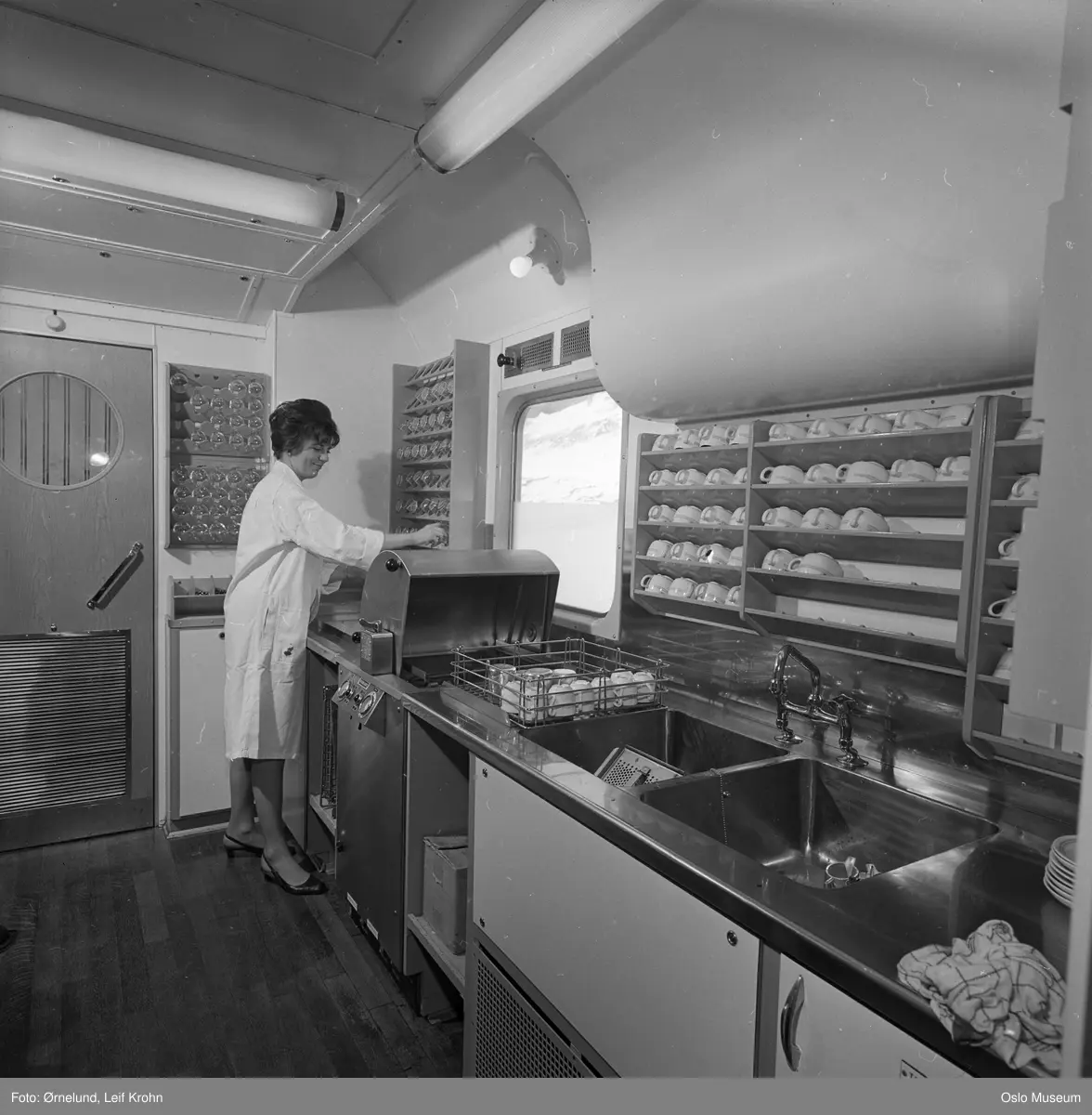 Spisevognkjøkken på tog. - Oslo Museum / DigitaltMuseum